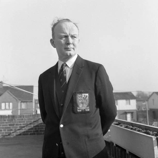 PETER RHODES RETIRES after 20 years refereeing Football league. 1967 ...