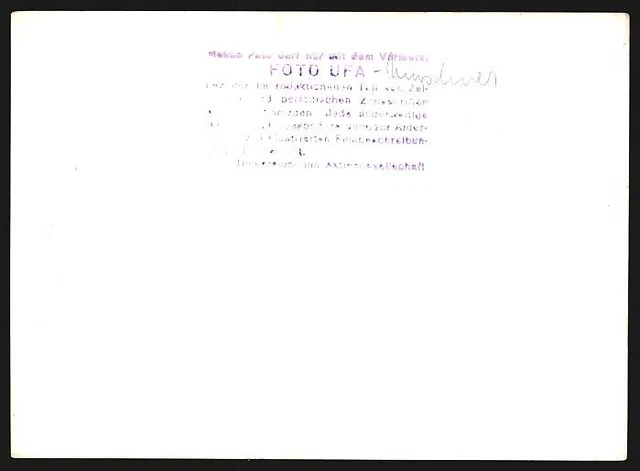 FOTOGRAFIE 2.WK, SOLDATEN mit geschultertem Gewehr entladen einen ...