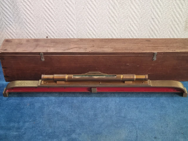 BEAU NIVEAU ANCIEN de précision en bronze JOST & Cie dans sa boite d ...