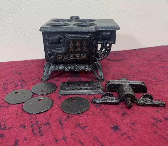 VINTAGE QUEEN MINIATURE Cast Iron Toy Stove $34.95 - PicClick CA