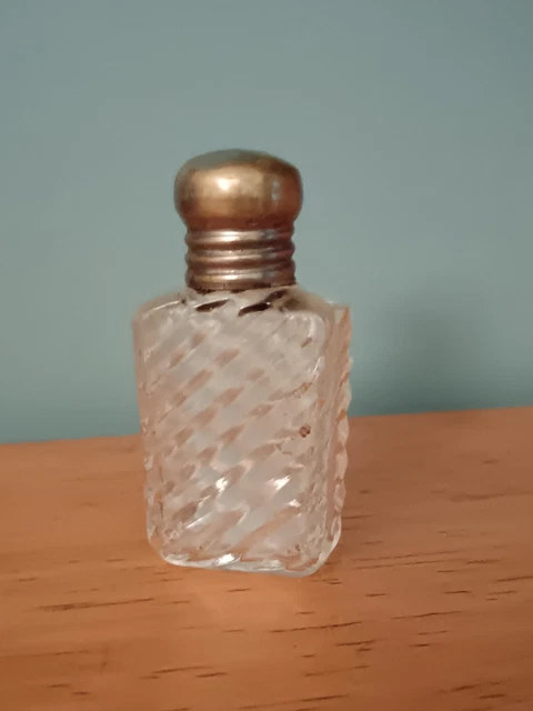 CHARMANT PETIT FLACON De Parfum Avec Bouchon En Métal Argenté Et Liège ...