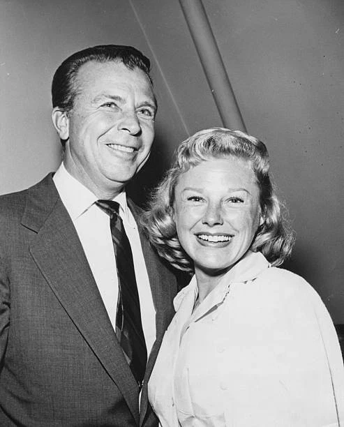 SINGER DICK POWELL and actress June Allyson smiling as they cel- 1955 ...
