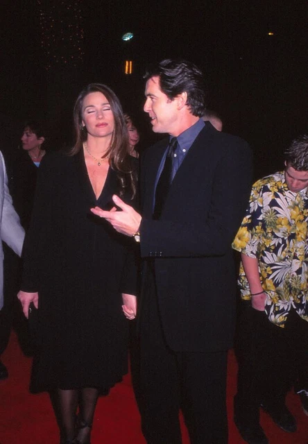 DIA PIERCE BROSNAN und Keely Shaye Smith 1996 KB-format Fotograf P11-23 ...