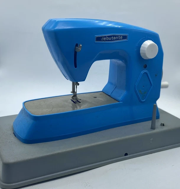 VINTAGE LITTLE BETTY Miniature Sewing Machine Debutante Original Box £ ...