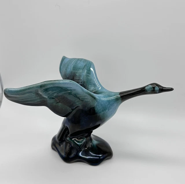 VINTAGE BLUE MOUNTAIN Pottery Blue Flying Goose Figurine Teal & Black £ ...