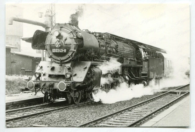 EISENBAHN FOTO DDR Dampflok Deutsche Reichsbahn DR 01 2050 Ort unbekannt (A6424) EUR 3,65 ...