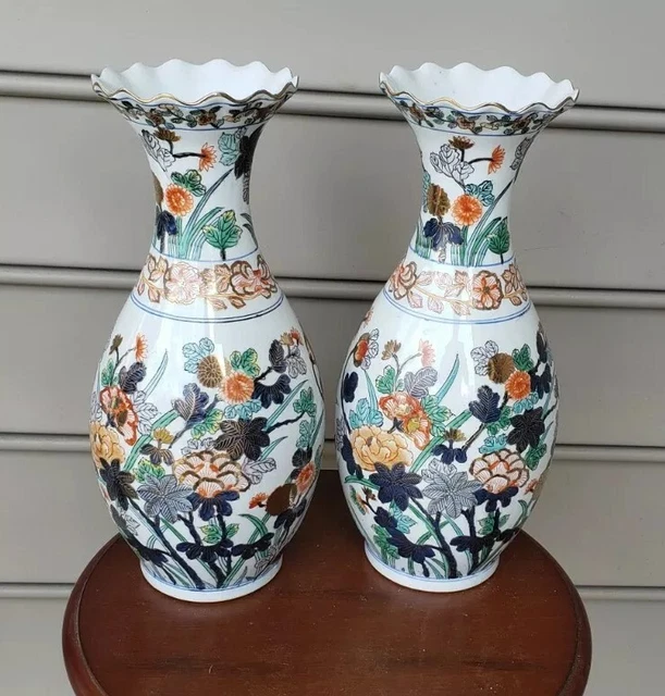 VINTAGE PAIR OF Scalloped Rim Vases flower Motif Gilding Chinese ...