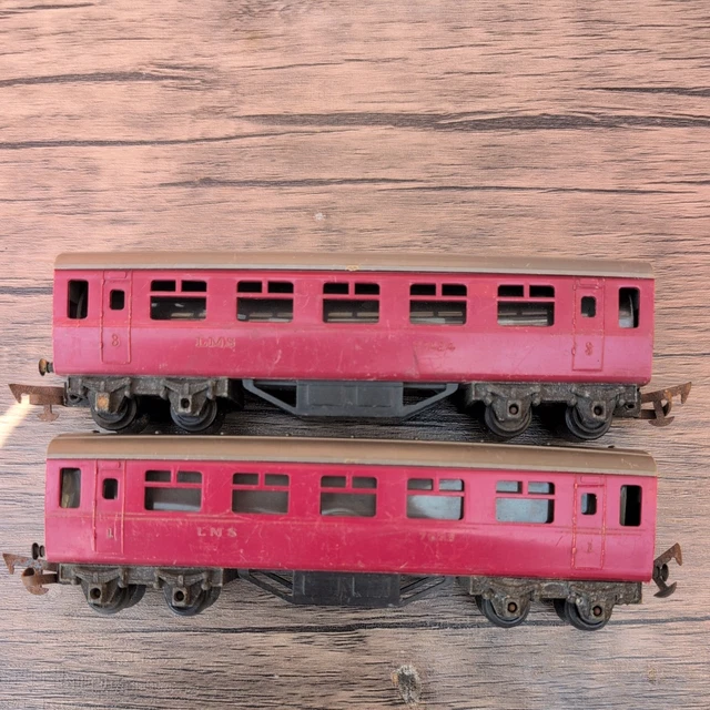 TRI-ANG OO Gauge LMS 7573 And 27424 Maroon-Model Railway Coach Vintage ...