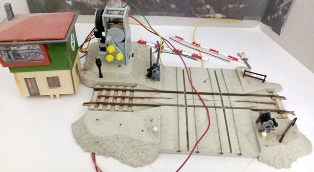 FALLER H0 4733 AMS beschrankter Bahnübergang für Bastler inkl. Motor u ...