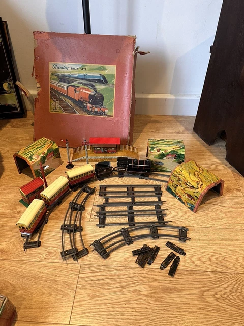 VINTAGE BRIMTOY CLOCKWORK Tin Toy Train Set Tender Coaches Signal Box ...