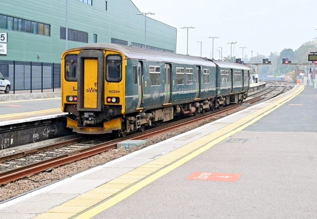 CLASS 150 NO 150246 in gwr green at exeter st davids £1.20 - PicClick UK