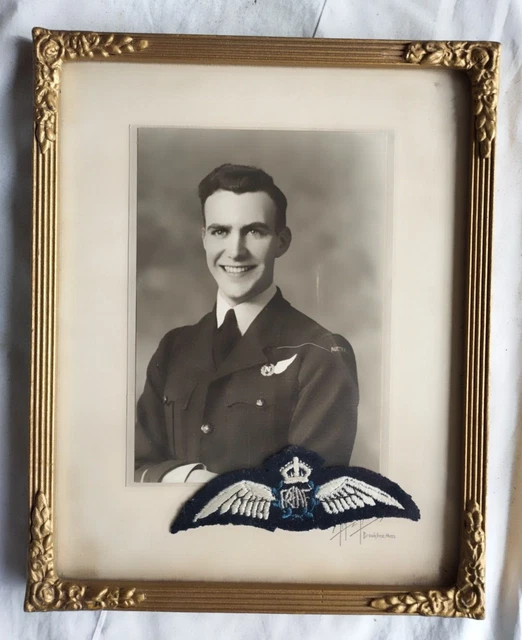 WW2 AUSTRALIAN RAAF Officers portrait photo and original Pilots wings ...