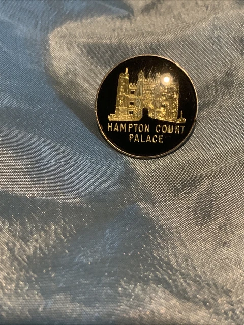 COLLECTORS VINTAGE HAMPTON COURT PALACE pin Badge With Black Background ...