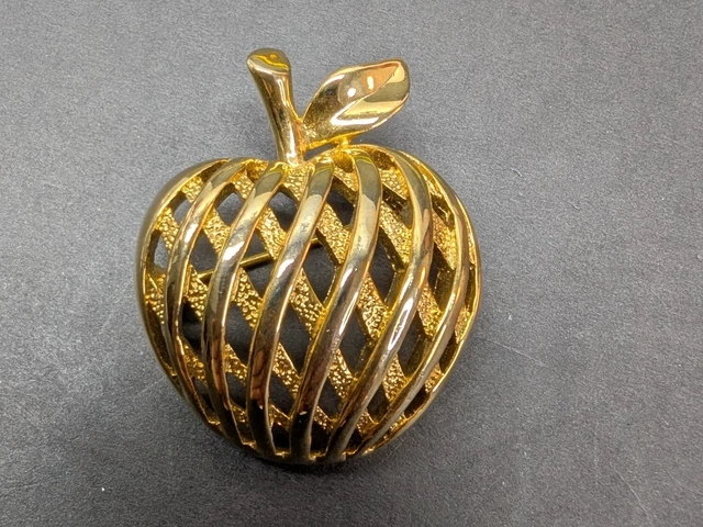 VINTAGE GOLD TONE Woven Basket Apple Brooch Pin 1.5 Inch Fine Jewelry £ ...