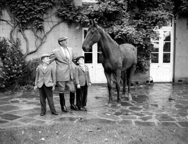 FOXHUNTER WORLD'S BEST known showjumper owner Lieutenant Colon- 1956 ...