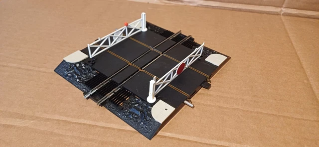 TRIANG MINIC MOTORWAY RM901 Level Crossing & RM903 Gates Read ...