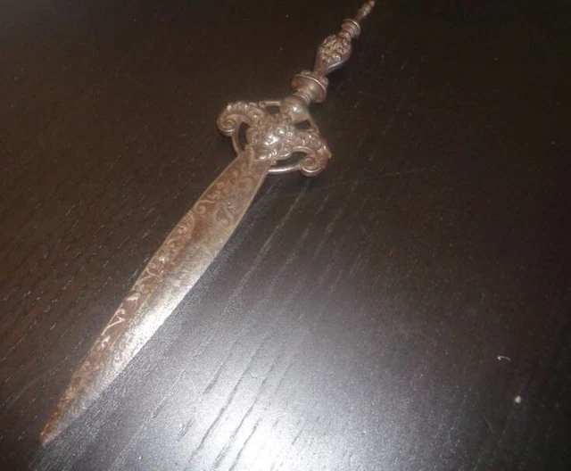 COUPE PAPIER OUVRE lettres en fer décoré de mascarons EUR 30,00 ...