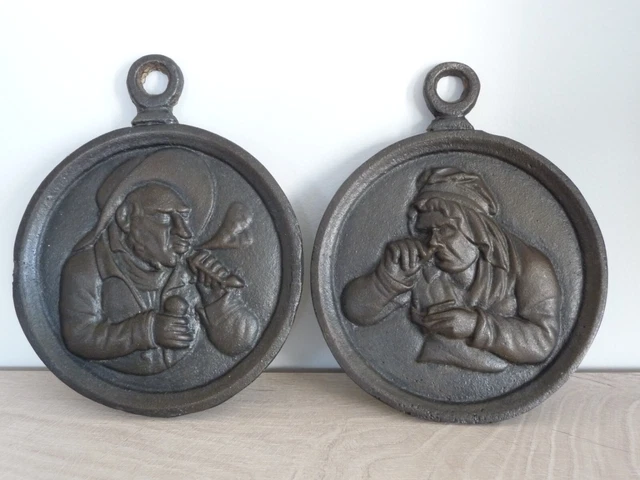 2 BAS RELIEFS Tabac forme médaillon mural Monsieur fume pipe Madame ...