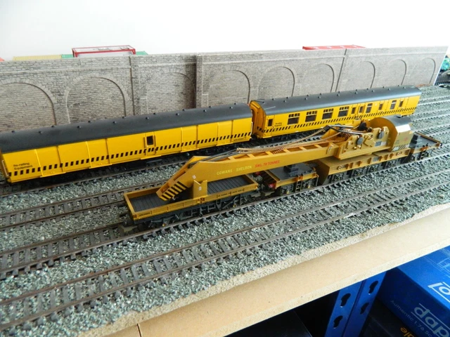 HORNBY BREAKDOWN CRANE & Bachmann re-railing equipment train Coaches B ...