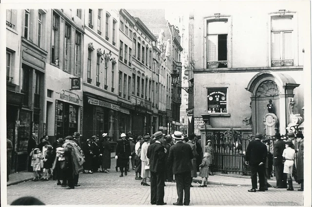 BRUXELLES C. 1935 - Rue Animée devant le Manneken Pis Belgique - NV 6322 EUR 20,00 - PicClick FR