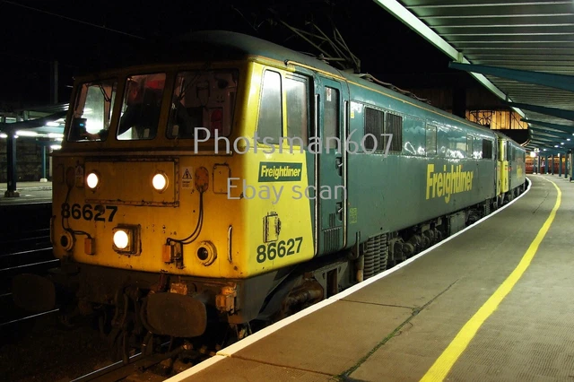 CLASS 86 86627 in Freightliner Green with 86613 at Carlisle, night shot ...