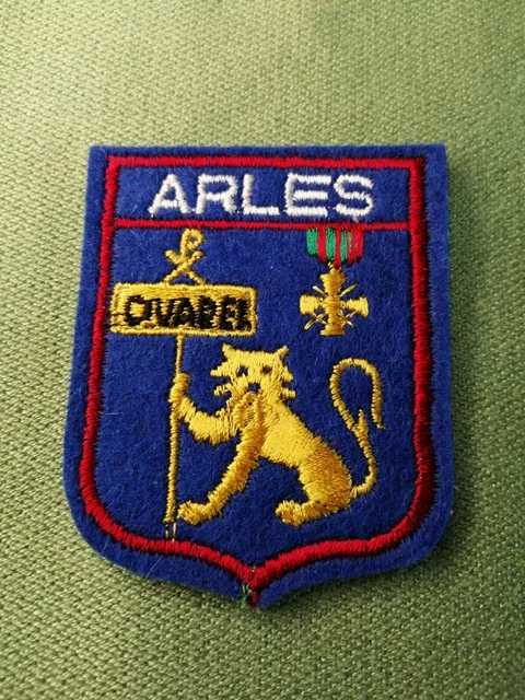 ARLES 13 ÉCUSSON blason ancien tissu brodé 5,1 par 6,2 cm neuf 1950/70 ...