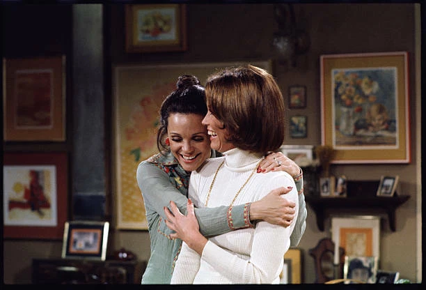 RHODA TV SHOW with Mary Tyler Moore, Valerie Harper 1975 OLD TV PHOTO 3 ...