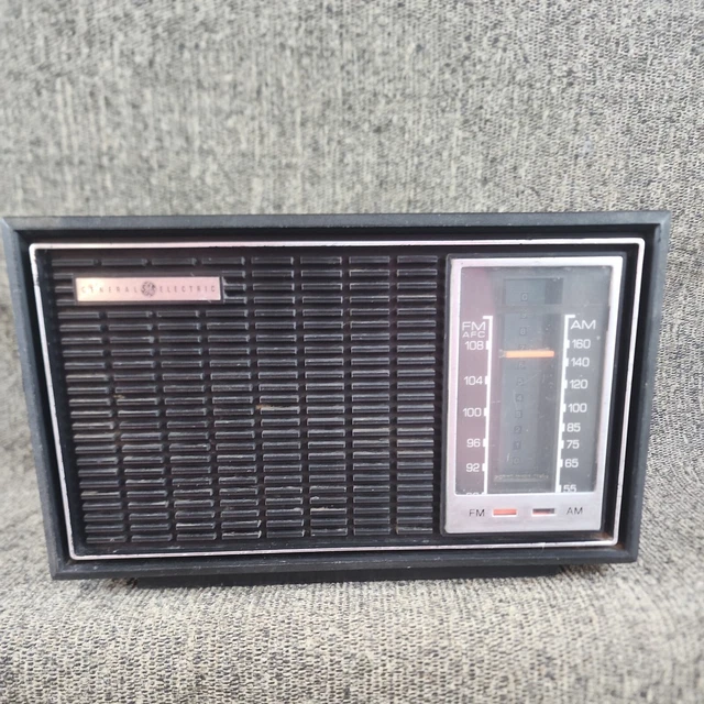 VINTAGE GENERAL ELECTRIC GE AM FM Radio Model 7-4120C Walnut Finish ...