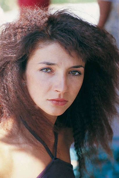 THE BRITISH SINGER Kate Bush pose for a photo shoot with a jel- 1978 ...