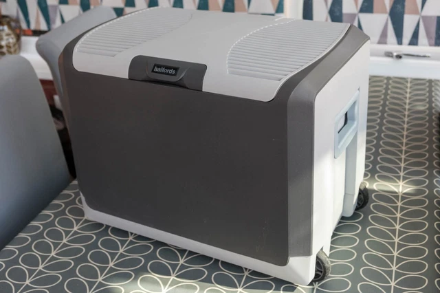 HALFORDS 40 LITRE Mains and 12V & 24V Electric Coolbox - ***NO RESERVE ...