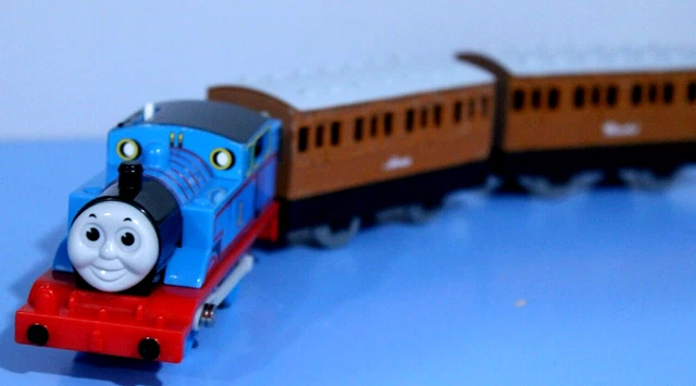 THOMAS & FRIENDS Trackmaster THOMAS THE TANK ENGINE CON GIOCATTOLO ...