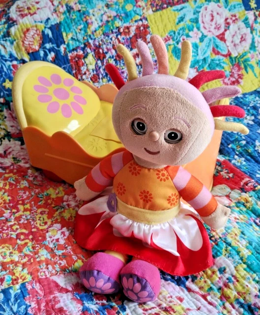 CBEEBIES IN THE Night Garden Musical Upsy Daisy Chase N Play Moving Bed ...