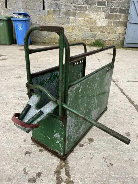 IAE DEHORNING CRATE Calf Disbudding Crush Cattle Handling Race Tractor ...