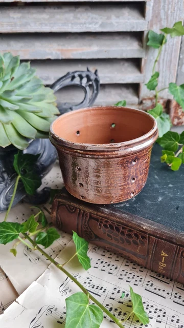 ANCIENNE FAISSELLE EGOUTTOIR EN GRES MARRON sur pied EUR 30,00 ...