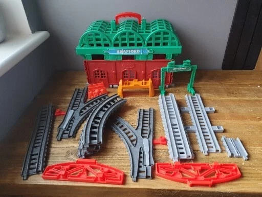 THOMAS & FRIENDS Knapford Train Station Take Along And Track GULLANE ...