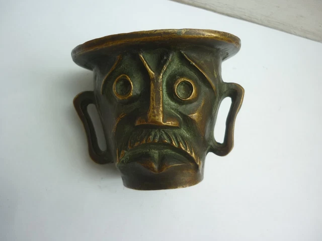 ANCIEN CENDRIER , mortier en bronze signé Max Leverrier avec 2 visages ...