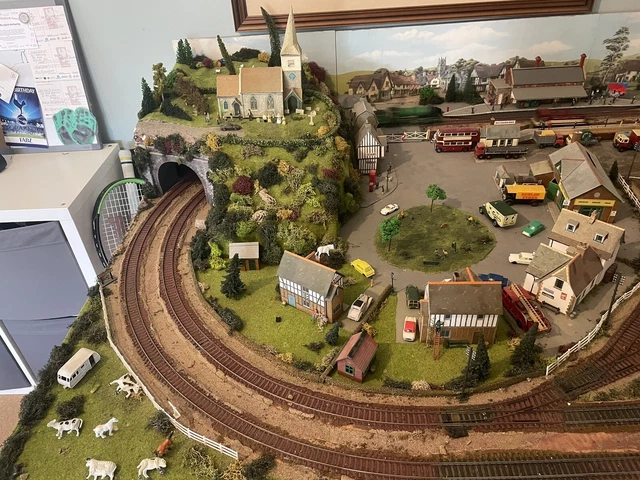 OO GAUGE OVAL Model Railway, train Layout fully scenic, 6’5” x 4ft With ...