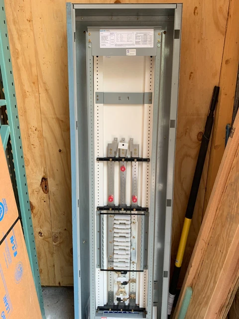 PANNEAU PRINCIPAL EATON Pow-R-Line PRL3a 400A 208Y/120V 3PH 4W avec ...