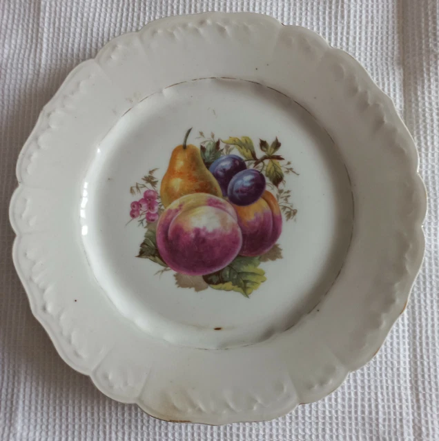 ASSIETTE ANCIENNE EN porcelaine blanche motifs fruits en relief 21 cm ... ASSIETTE ANCIENNE EN porcelaine blanche motifs fruits en relief 21 cm ...