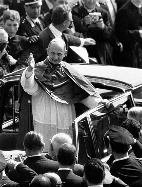 POPE PAUL VI greets crowd gathered St Peters Square Vatican Ap- 1968 ...