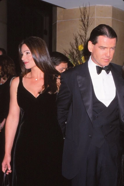 DIA PIERCE BROSNAN und Keely Shaye Smith 1998 KB-format Fotograf P3-5-5 ...