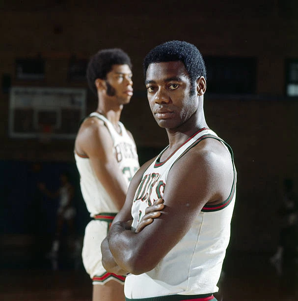 MILWAUKEE BUCKS OSCAR Robertson with Lew Alcindor during practice - Old ...
