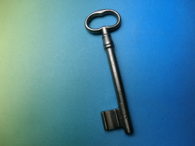 ALTE SCHLÜSSEL - großer alter Eisenschlüssel - Bartschlüssel für Türschloss EUR 4,20 - PicClick DE