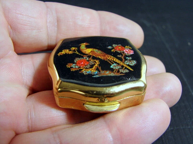 PILL BOX / Boîte à Pilules en Laiton Décor Peint Paon, Signée Stratton ...