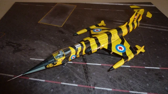 DIECAST AIRCRAFT HOBBYMASTER Lockheed F-104 Starfighter Canadian Tiger ...