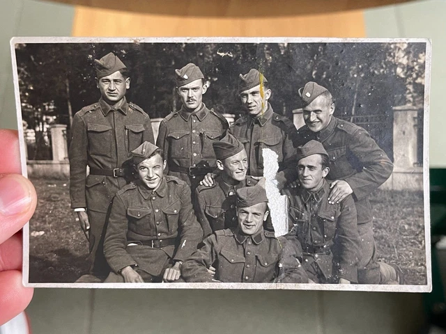 2 WELTKRIEG GRUPPEN foto slowakei soldaten in uniformen vor garten in ... 2 WELTKRIEG GRUPPEN foto slowakei soldaten in uniformen vor garten in ...