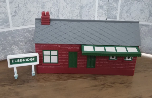 TOMY TRACKMASTER THOMAS Tank Engine Elsbridge Station & Sign £6.99 ...