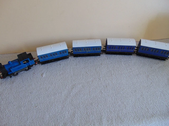 HORNBY/TRIANG OO GAUGE - Tank Engine & R016 Coaches - Passenger Train £ ...