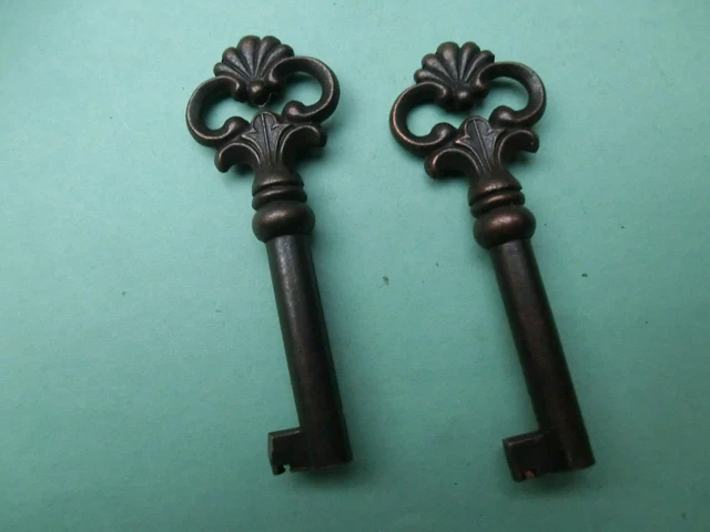 ALTE SCHLÜSSEL - 2 schöne alte Möbelschlüssel - Schrankschlüssel - Hohlschlüssel EUR 4,80 ...