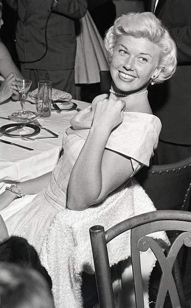 DORIS DAY DINING - Hollywood, CA Pert singer Doris Day's refre - 1953 ...